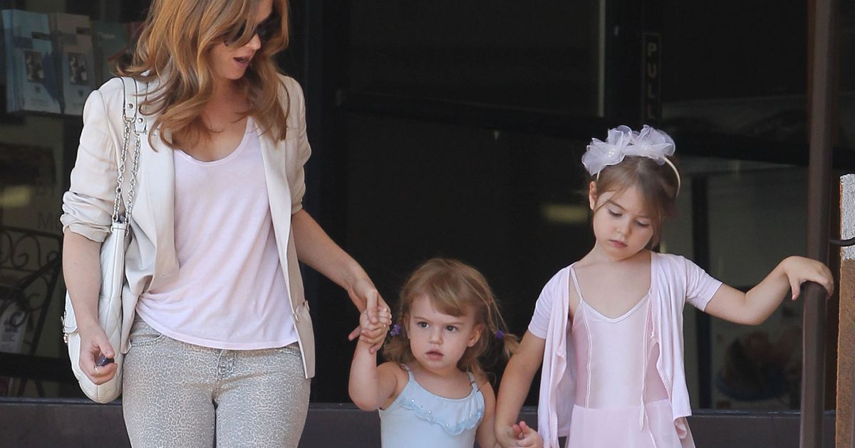 Isla Fisher and daughter Olive Cohen out for a treat (UPDATED) - Today ...