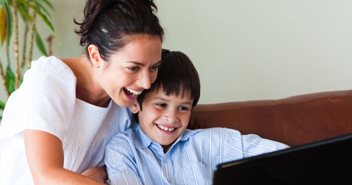 Facebook photo-sharing etiquette - Today's Parent