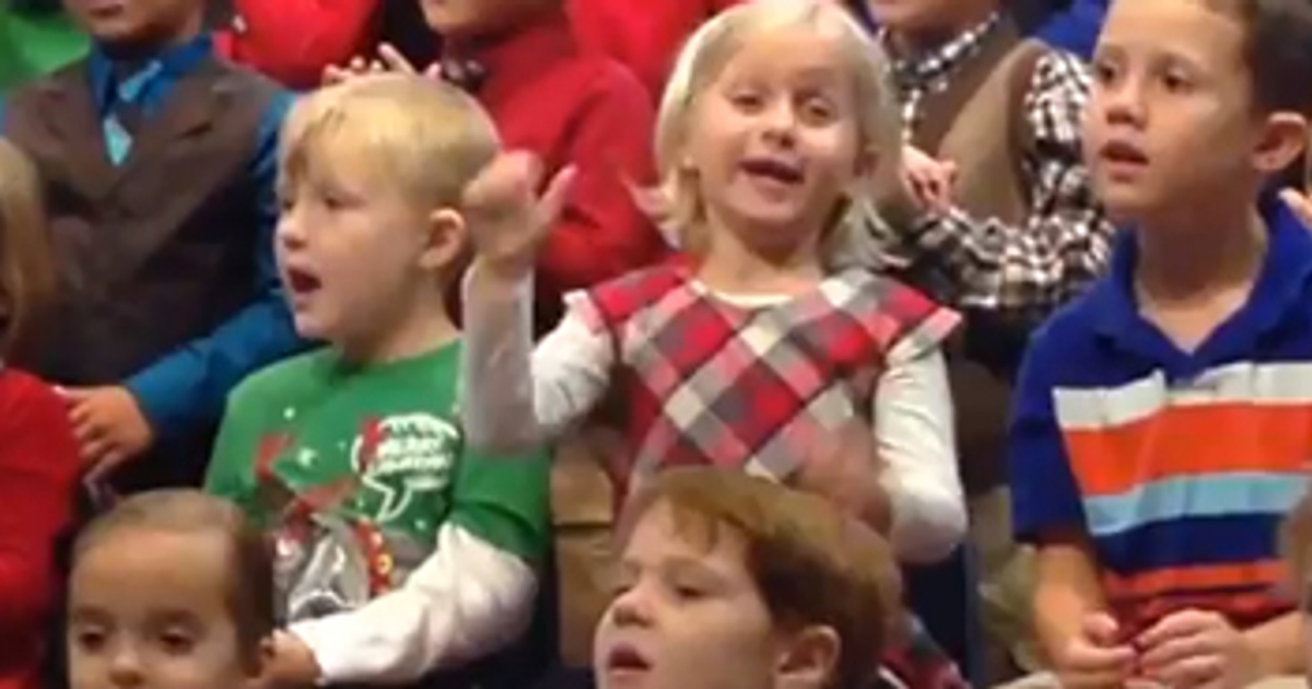 Video: Five-year-old surprises deaf parents at Christmas concert ...