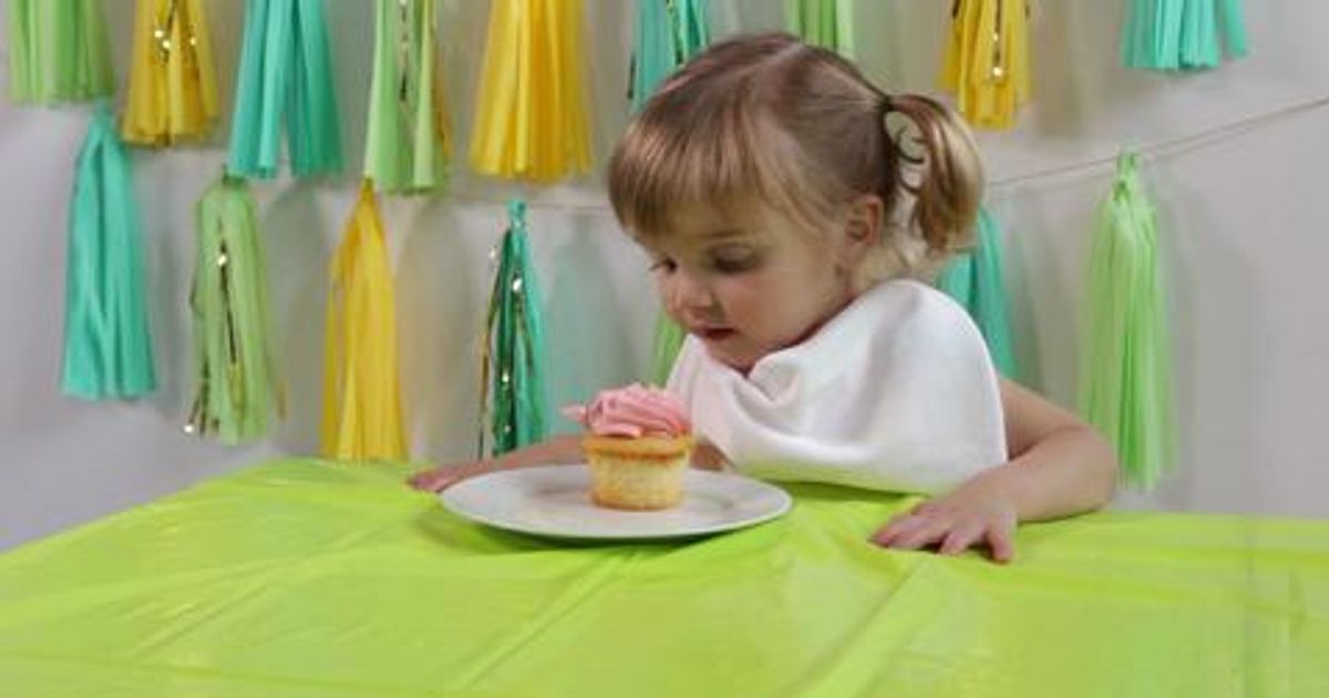 The best way to eat a cupcake (that you never thought of) - Today's Parent