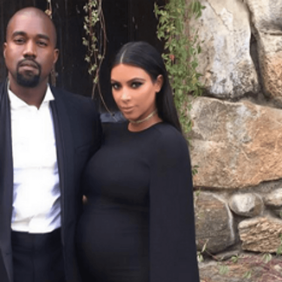 Kanye West Og Kim Kardashian Gravid Baby Bump Kim Kardashian Squeezes