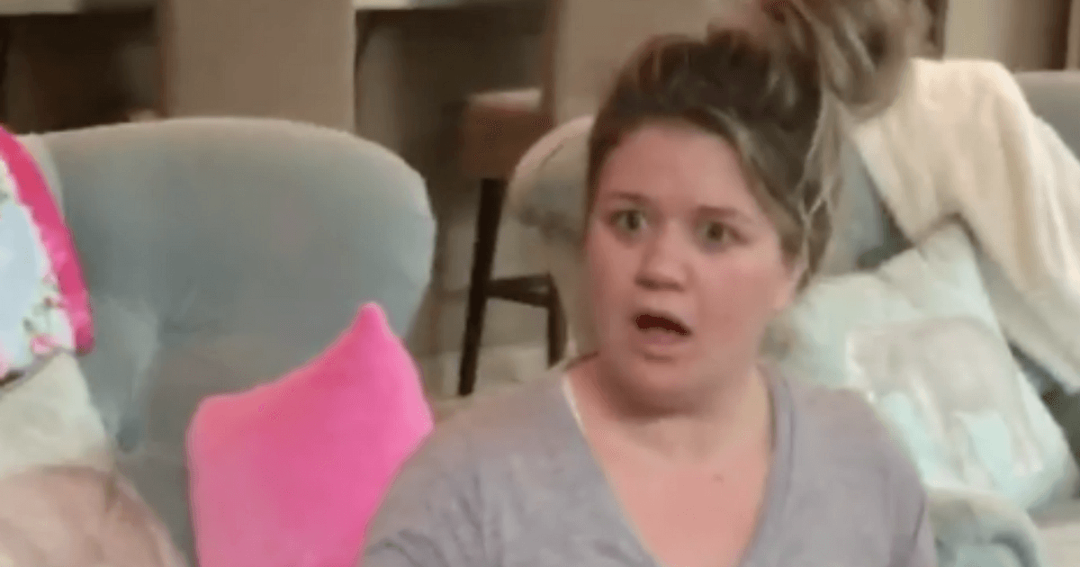 Kelly Clarkson proves she is all of us with her reaction to a birthday ...