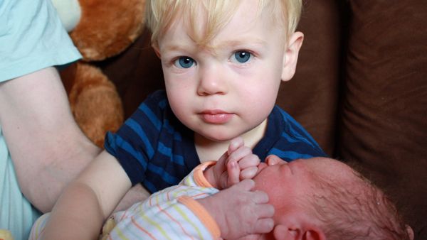 17 amazing images of siblings meeting for the first time - Today's Parent