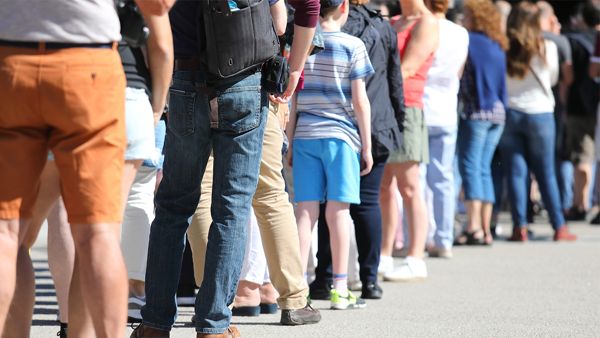 10 ways to entertain your kids when waiting in a long line - Today's Parent